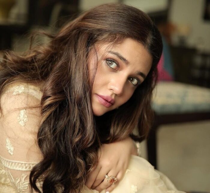 Zara Noor Abbas | Biography, Age, Family & Other Facts